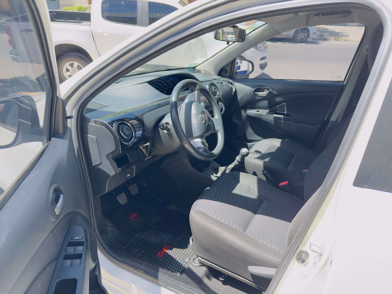 Toyota Etios Hatch XLS 1.5 Manual 2014